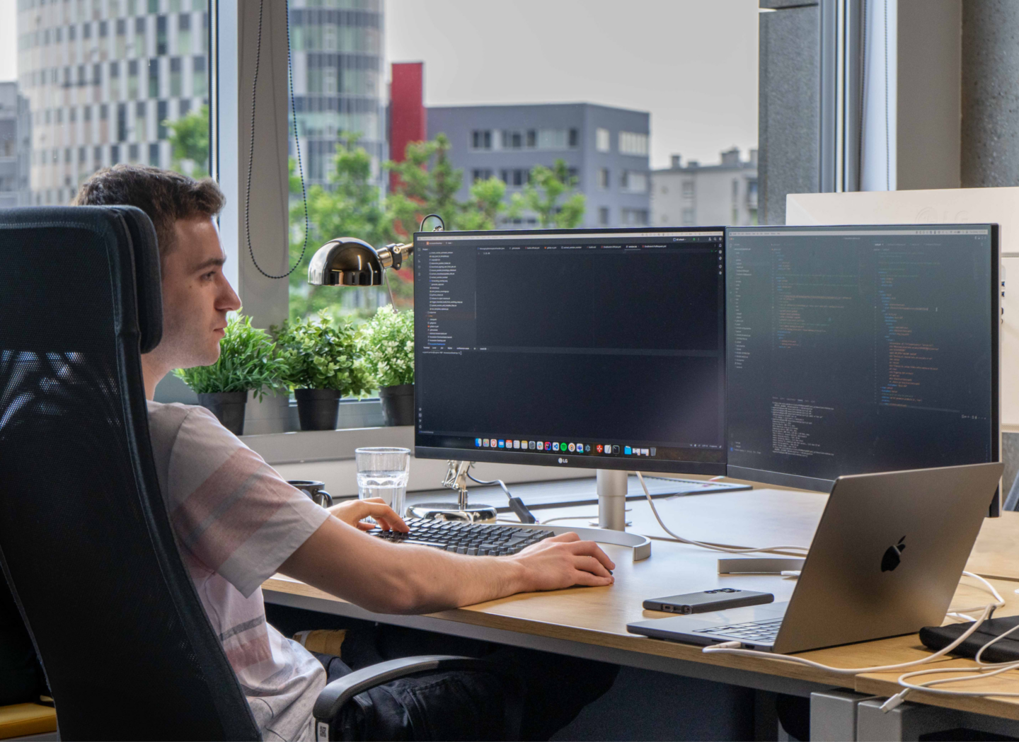 Top 10 offshore software development stats you need to know about for 2025 | DECODE